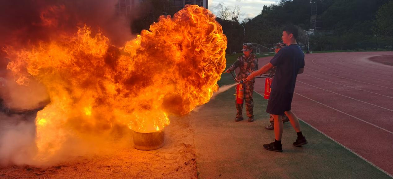 我校开展2025级新生消防与防溺水专题培训